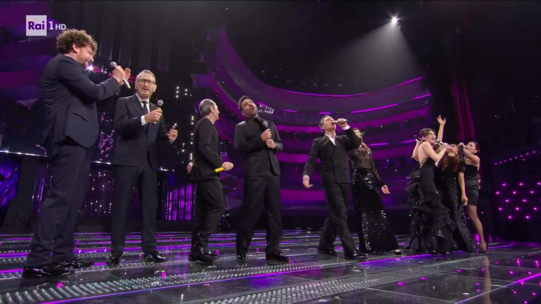 Sul palco dell'Ariston il cast del film "FolleMente" canta "Somebody to ...