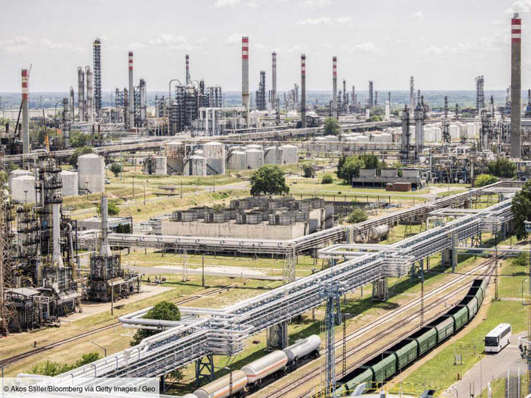 Guerre en Ukraine: Kiev fait flamber les raffineries de pétrole de ...
