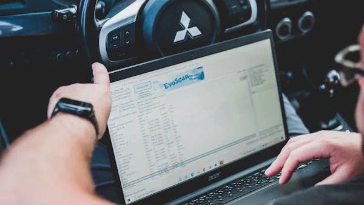 Work from car | Bengaluru IT employee fined for using laptop while driving