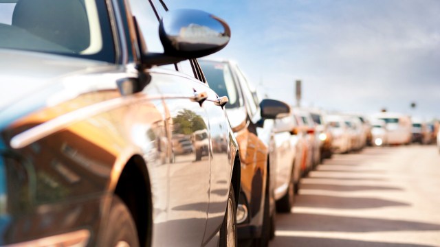 Outraged citizen films scene outside of school during pickup hours ...