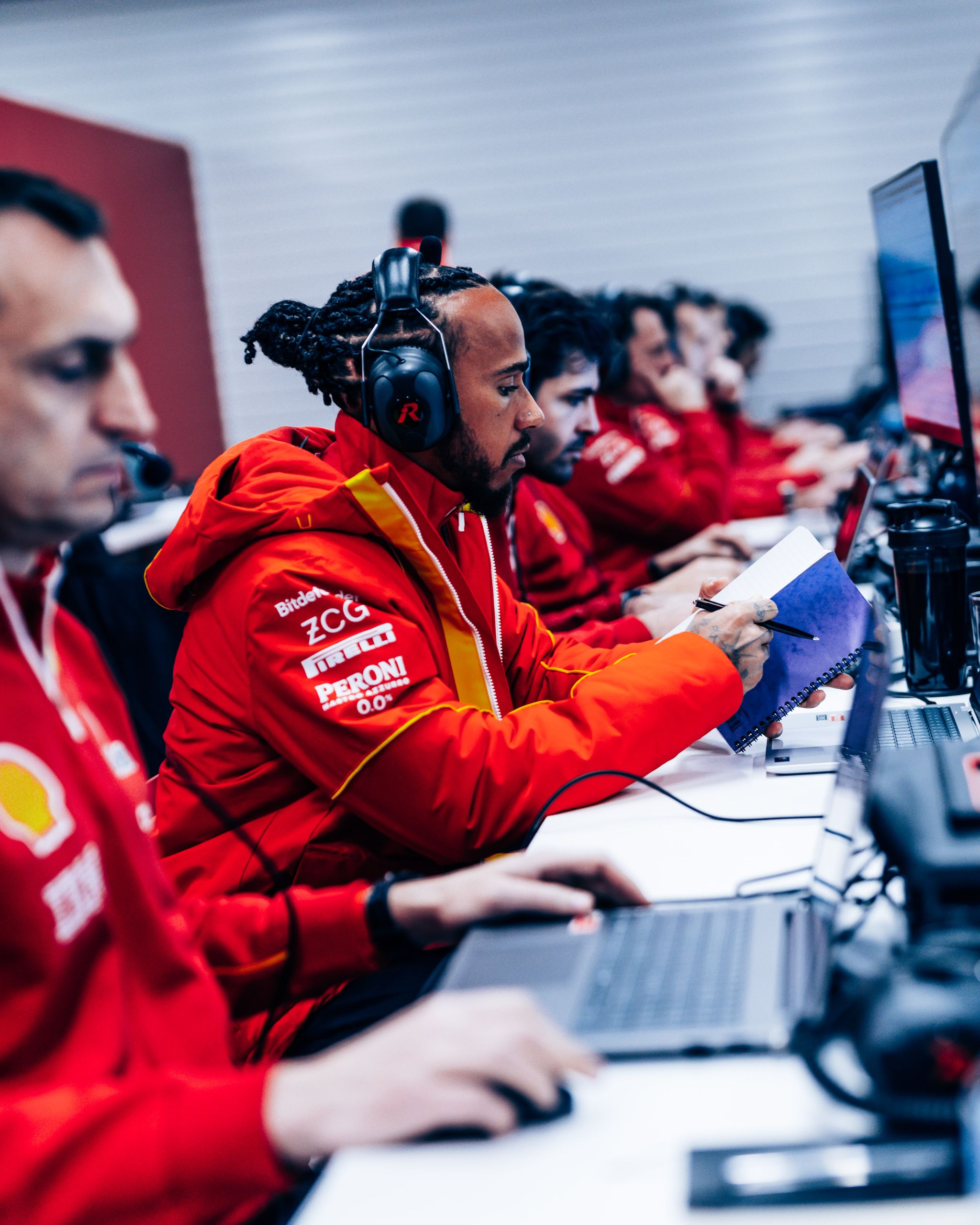 Does Lewis Hamilton use an F1 simulator?