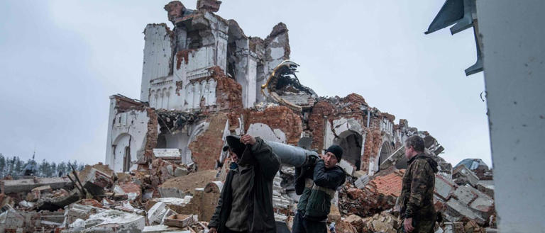 Ucraina, la diplomazia dei pugni sul tavolo. “Kiev distrutta, ha dovuto ...