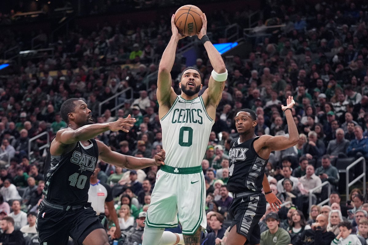 Jayson Tatum anota 32 puntos y ayuda a que Celtics venzan a Spurs por ...