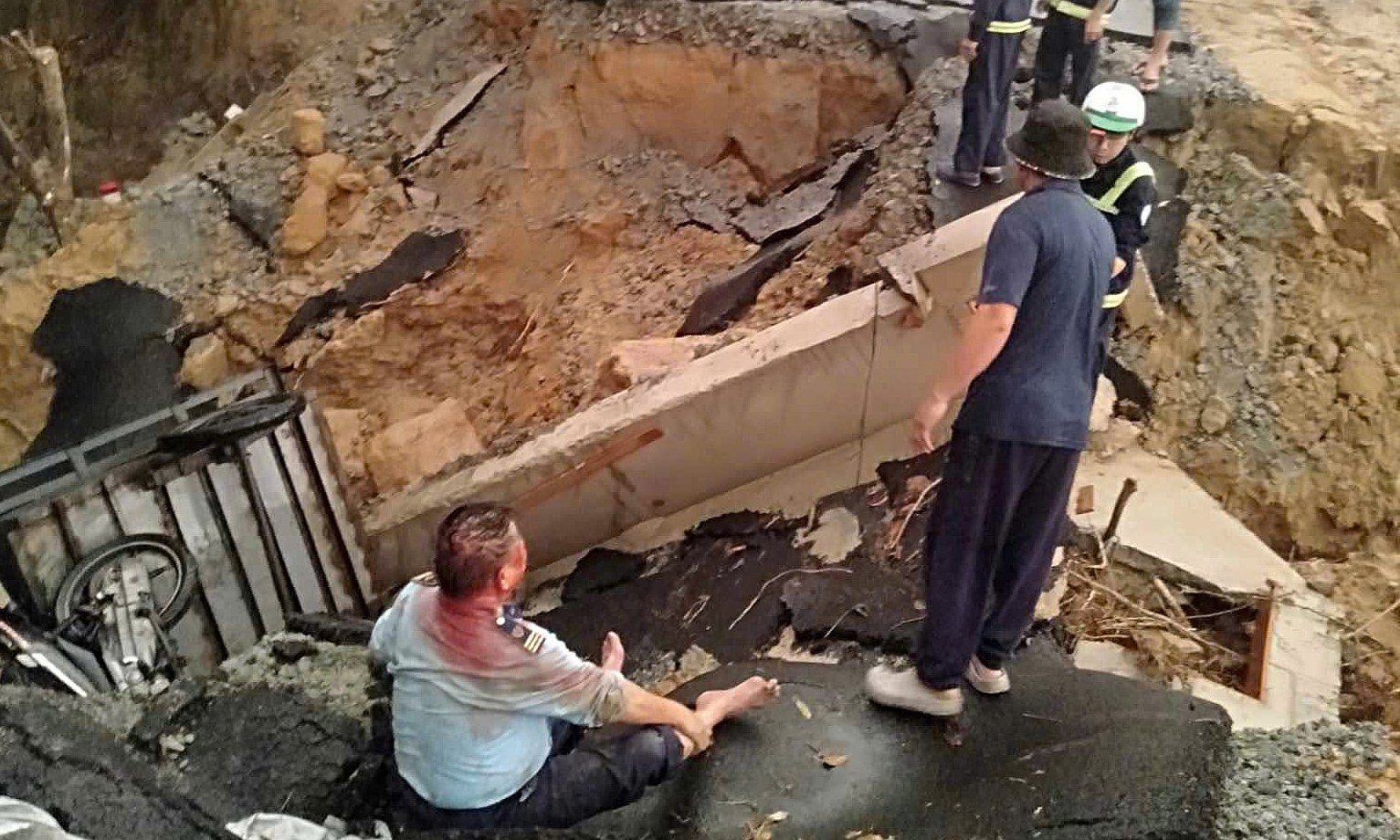 2 fall into chasm as downpour erodes southern Vietnam road