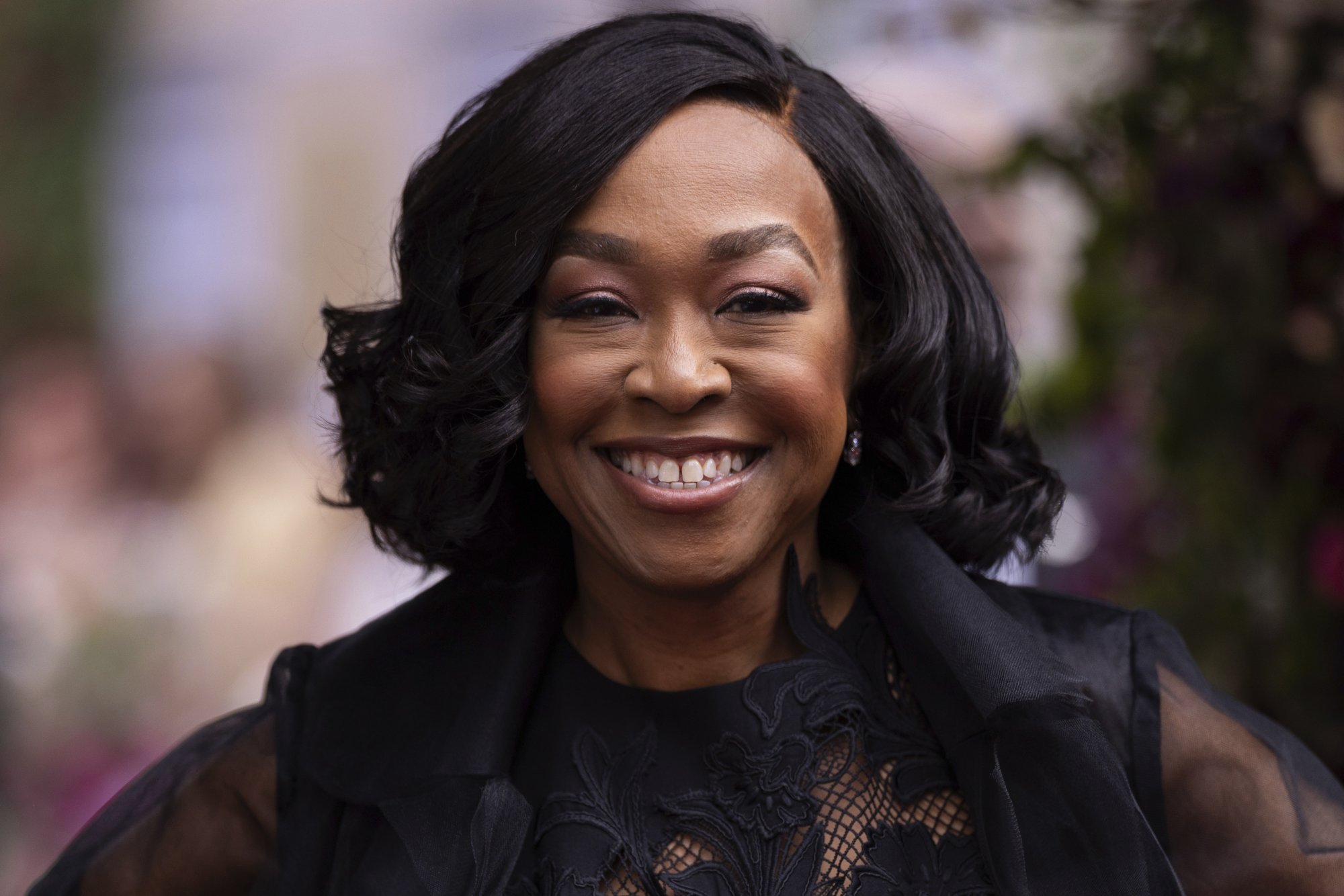 Bridgerton-maker Shonda Rimes noemt serie 'geen liefdesverhaal, maar ...