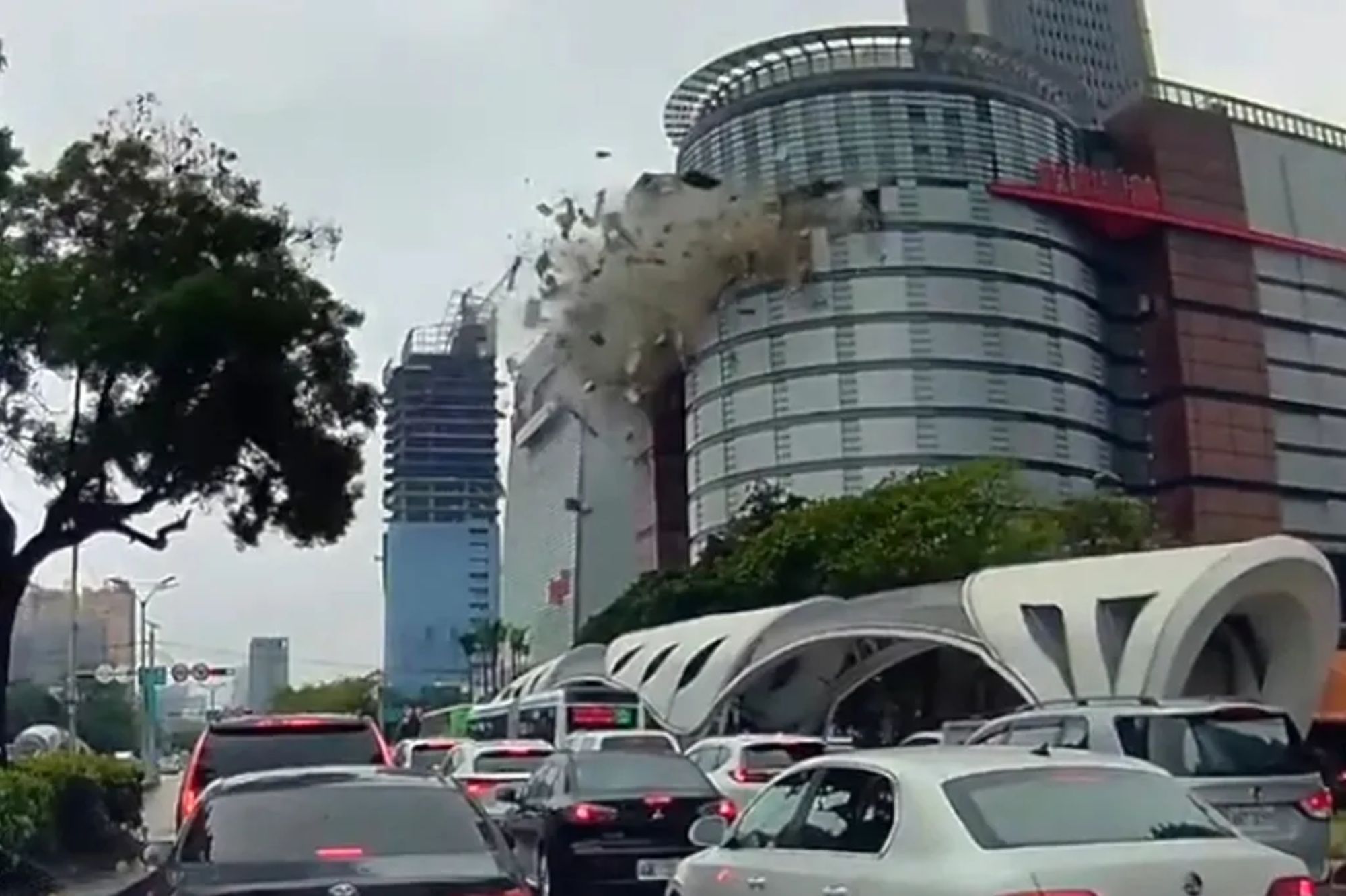 Terrifying footage shows suspected gas explosion at Taiwan mall that ...