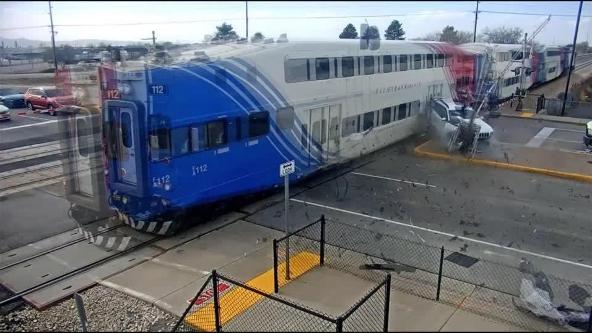 L'auto è bloccata sui binari e il treno la travolge, il conducente si ... L'auto è bloccata sui binari e il treno la travolge, il conducente si ...