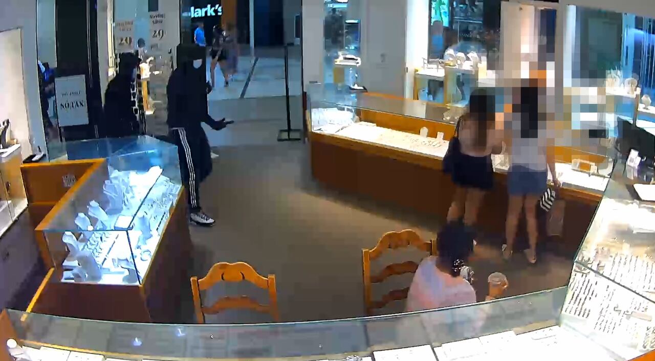Jewelry store smash-and-grab in Kitchener mall caught on tape