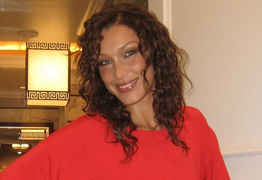 Tips Makeup 3 Menit ala Model Berdarah Palestina Bella Hadid, Flawless!