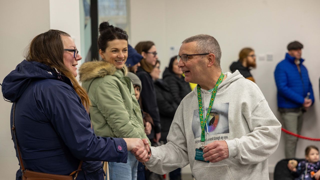 Un homme autiste bat le record du plus grand nombre de câlins en une minute