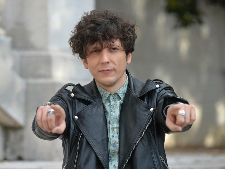 Ermal Meta ospite stasera a Sanremo 2025, chi è il cantante: età, dove ...