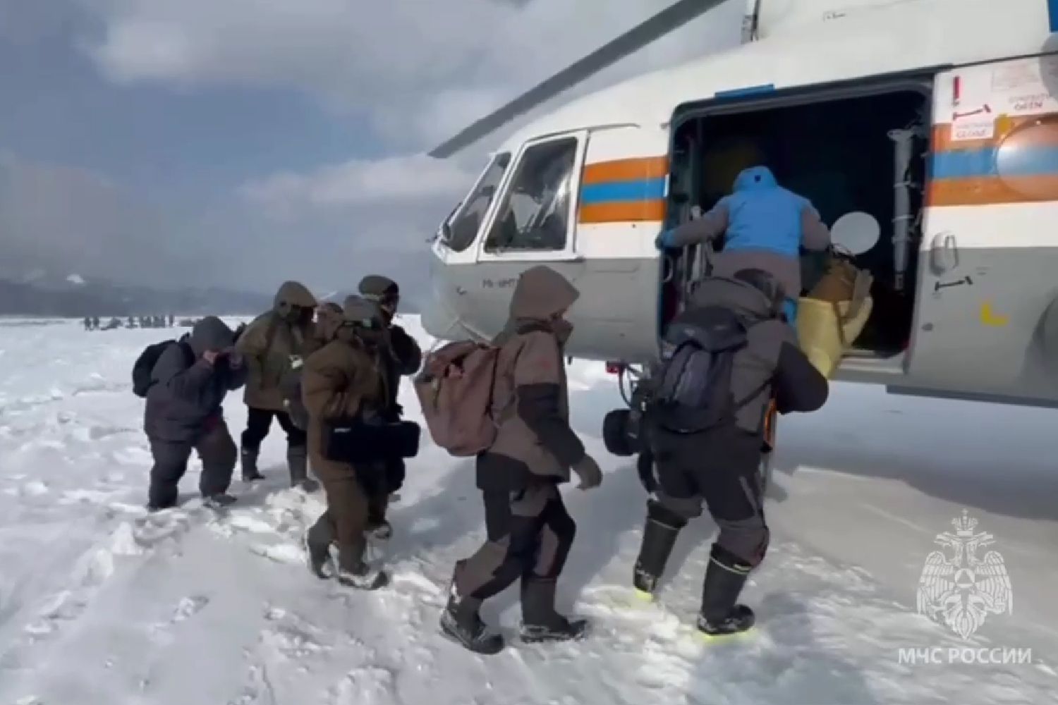 139 Stranded Fishermen Rescued from Ice Floe amid Strong Winds and ...