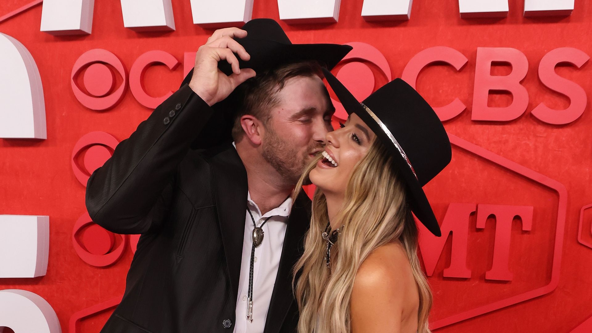 Lainey Wilson announces engagement with stunning $250k bespoke diamond ring