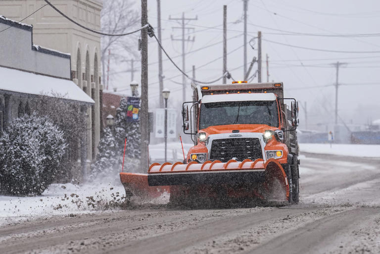Windy conditions, snow expected in Milwaukee area. 5 inches possible ...