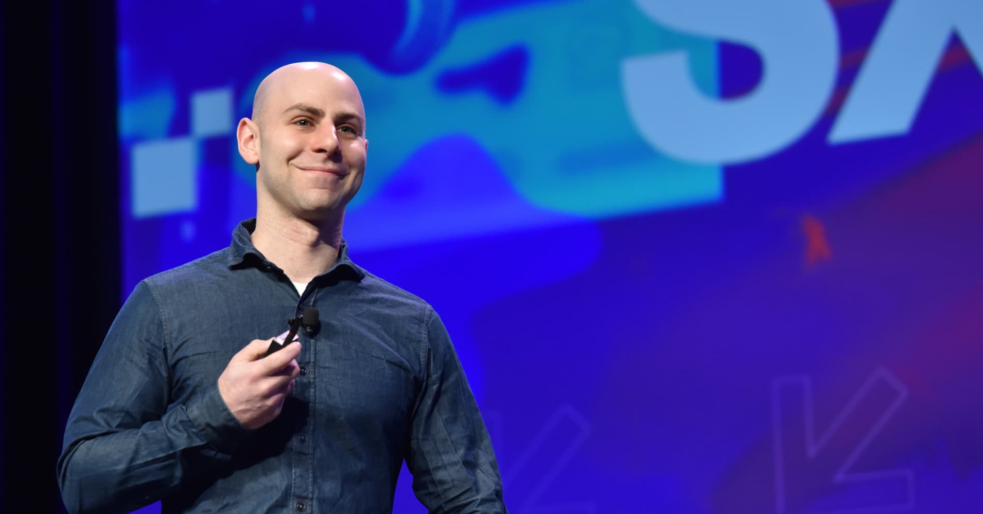 This red flag shows that you’re more insecure than most people, says ...