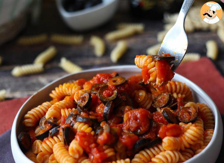 Pasta con sugo alle olive: economica, gustosa e facile da preparare!