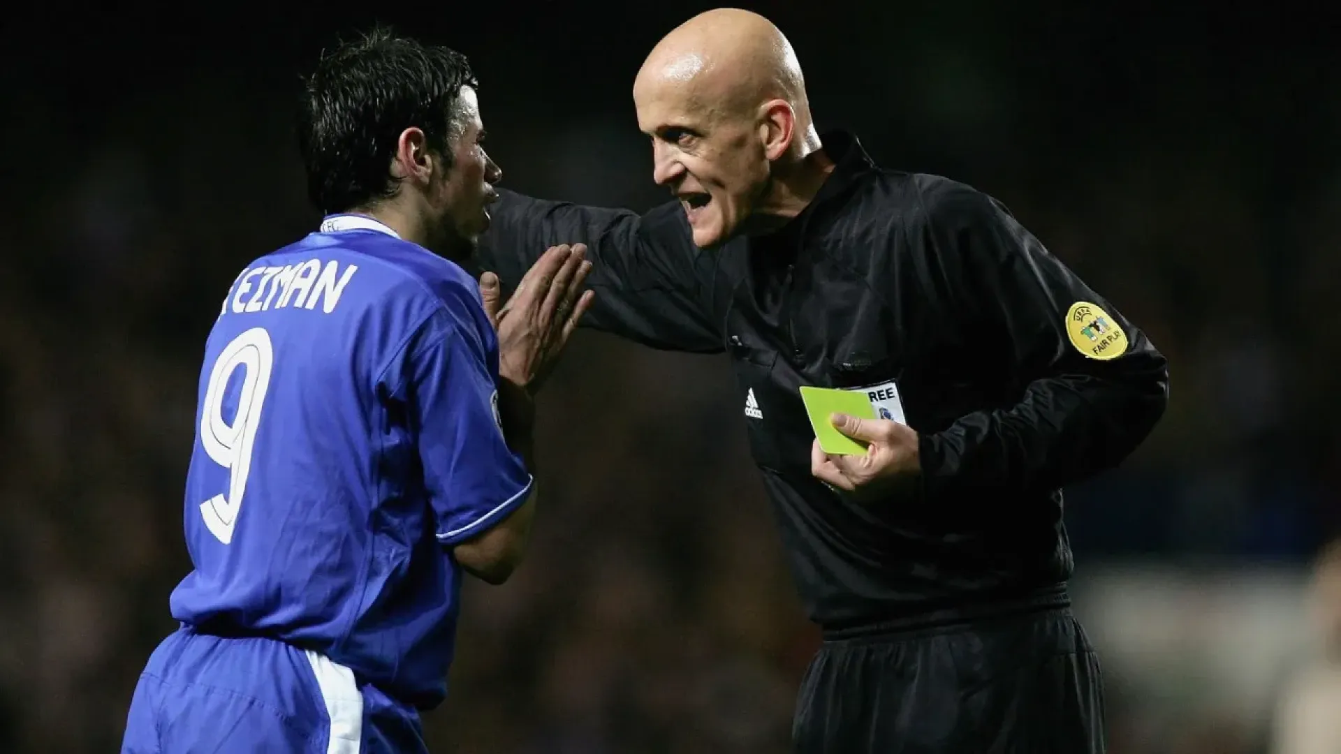 Eén van de beste (en moeilijkste) scheidsrechters in de geschiedenis ...