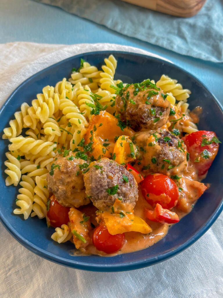 Hackbällchen mit Tomaten-Sahne-Soße – einfach, schnell & lecker