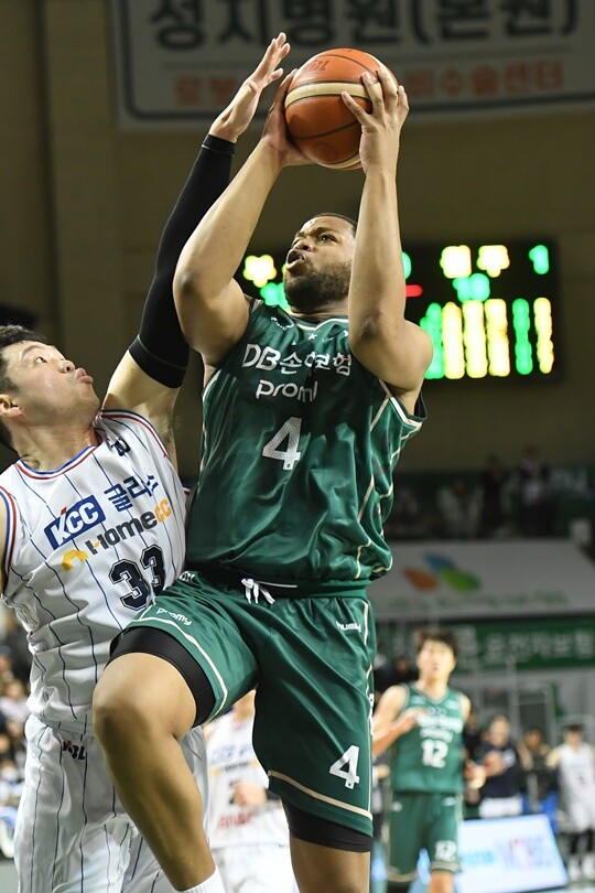 [BK 리뷰] ‘스펠맨 승부처 3점+국내 선수 맹폭’ DB, KCC 격파 … 5연패 탈출+7위 KCC와 2.5게임 차