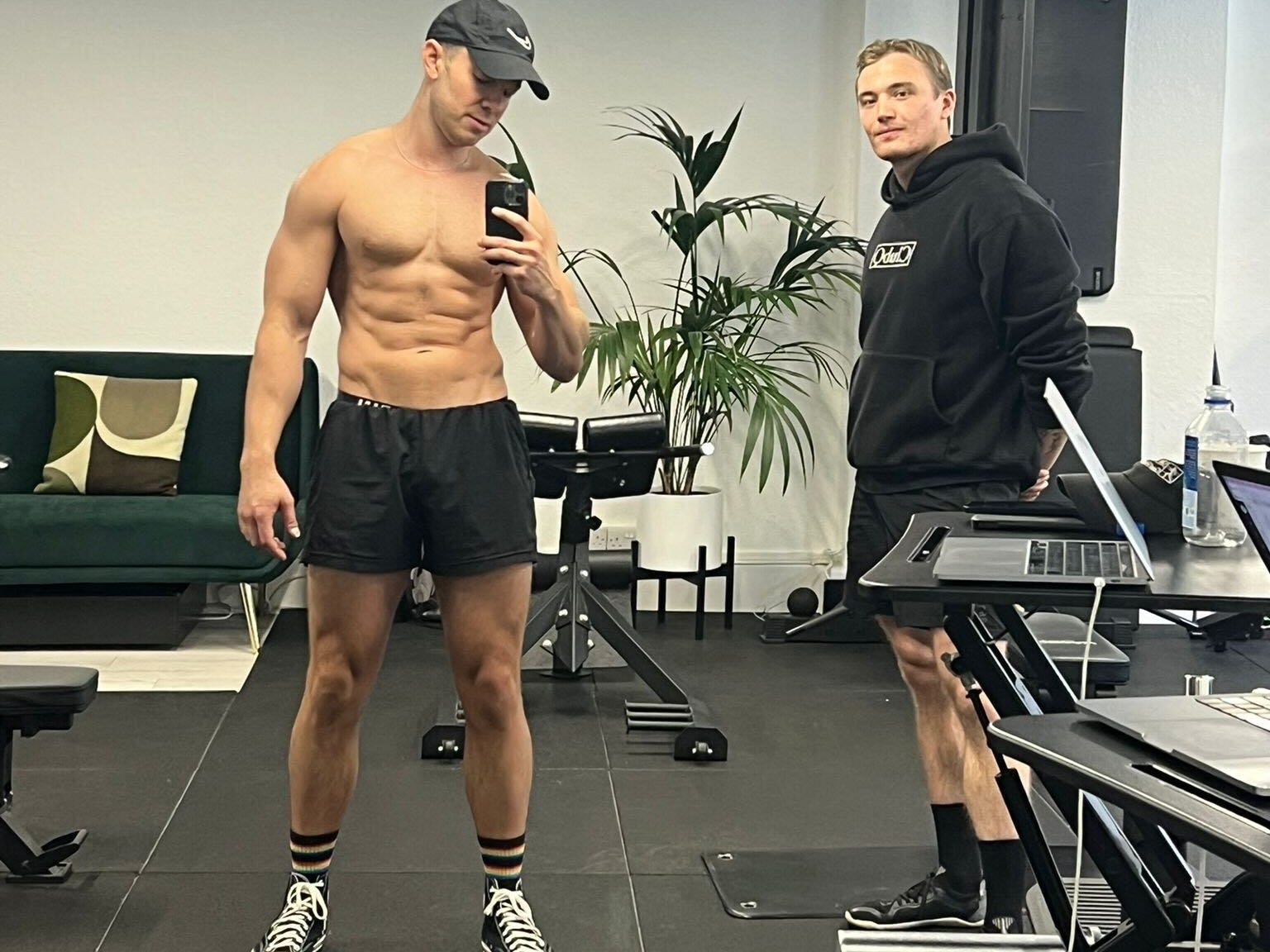 A busy 40-year-old lost 17 pounds while drinking alcohol and traveling ...