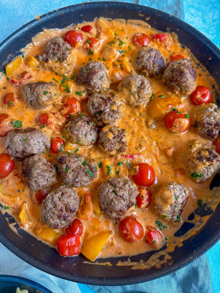 Hackbällchen mit Tomaten-Sahne-Soße – einfach, schnell & lecker