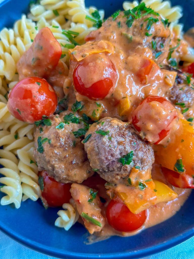 Hackbällchen mit Tomaten-Sahne-Soße – einfach, schnell & lecker