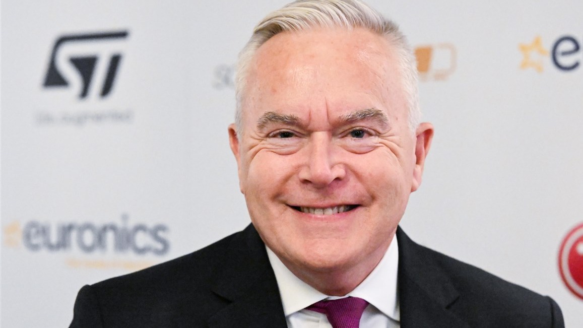 BBC past aflevering Doctor Who aan, knipt Huw Edwards eruit