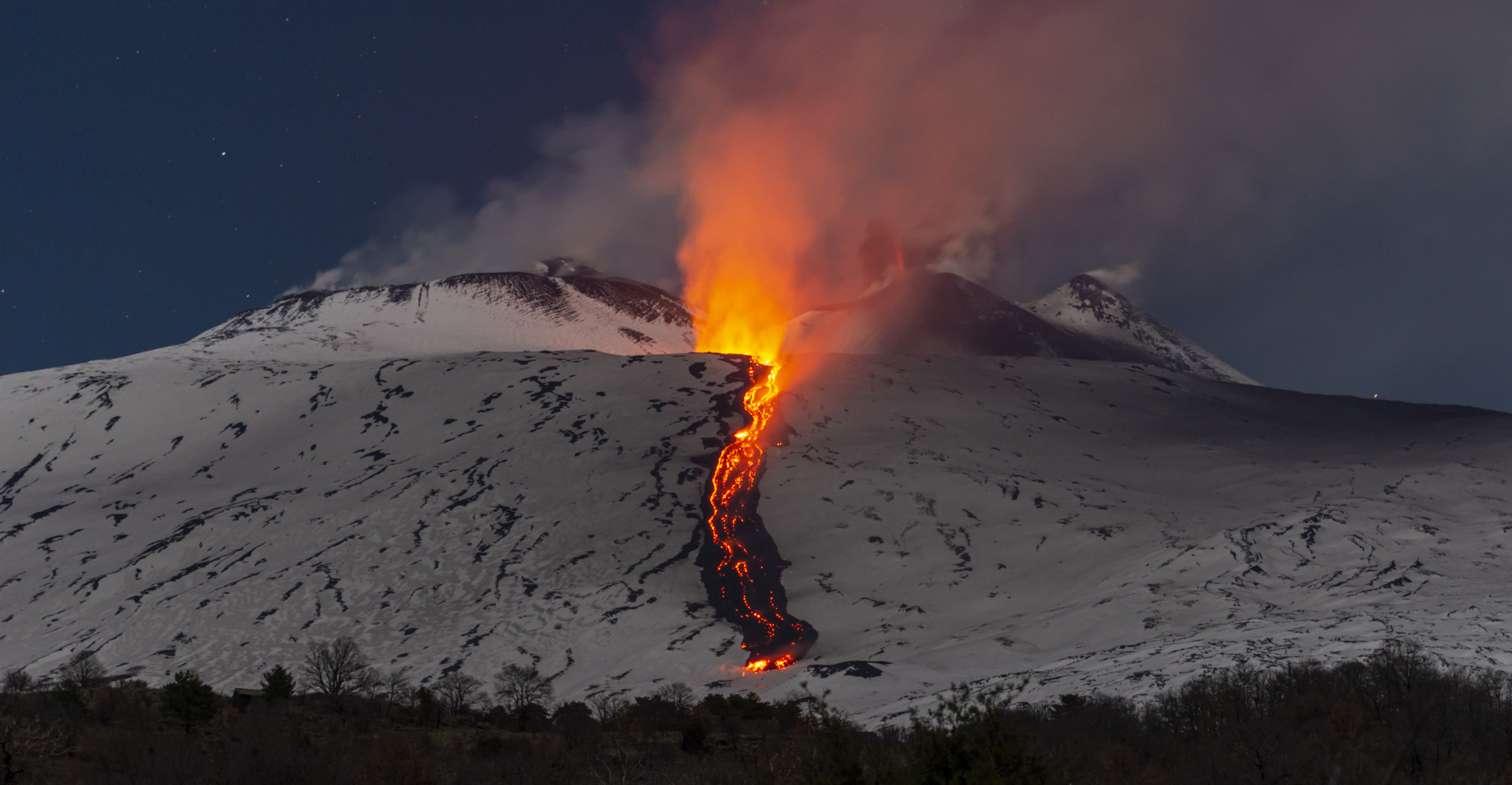 L'éruption de l'Etna libère des coulées massives de lave et de cendres
