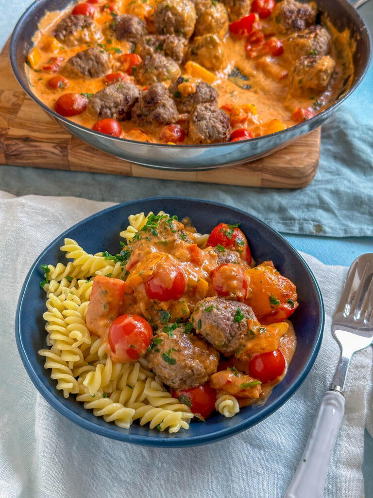 Hackbällchen mit Tomaten-Sahne-Soße – einfach, schnell & lecker
