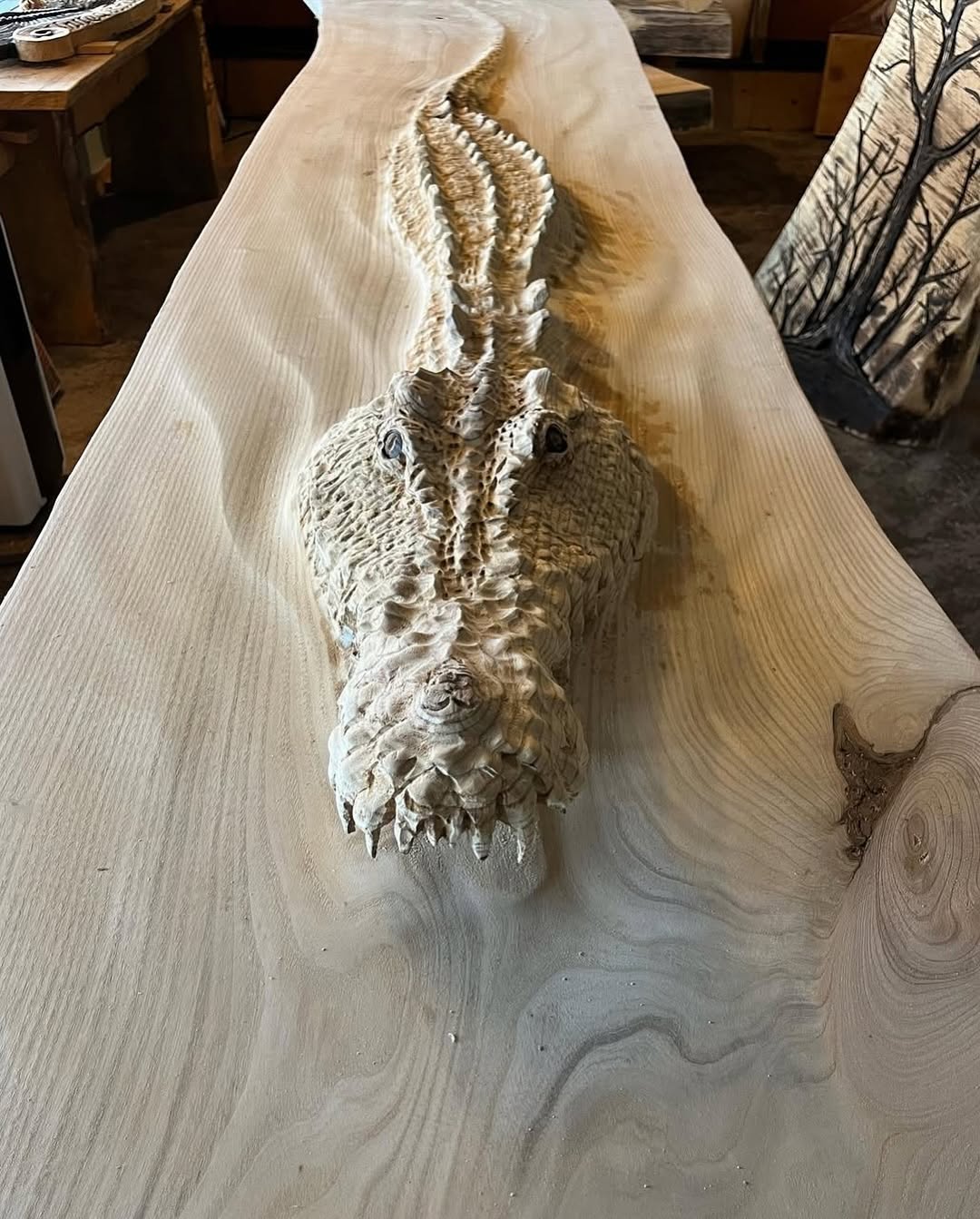 Escultor transforma madeira em obras-primas impressionantes