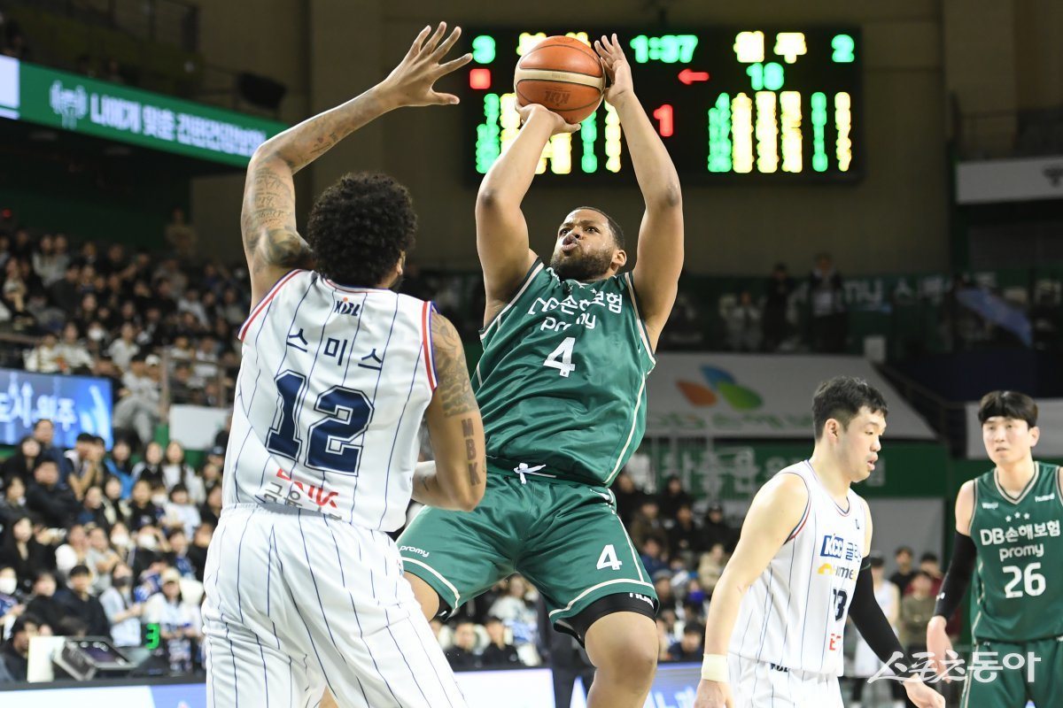 [현장 리뷰] 3점슛 5개 포함 18점 만점 데뷔전 스펠맨…DB, 6-7위 맞대결서 KCC 꺾고 5연패 탈출