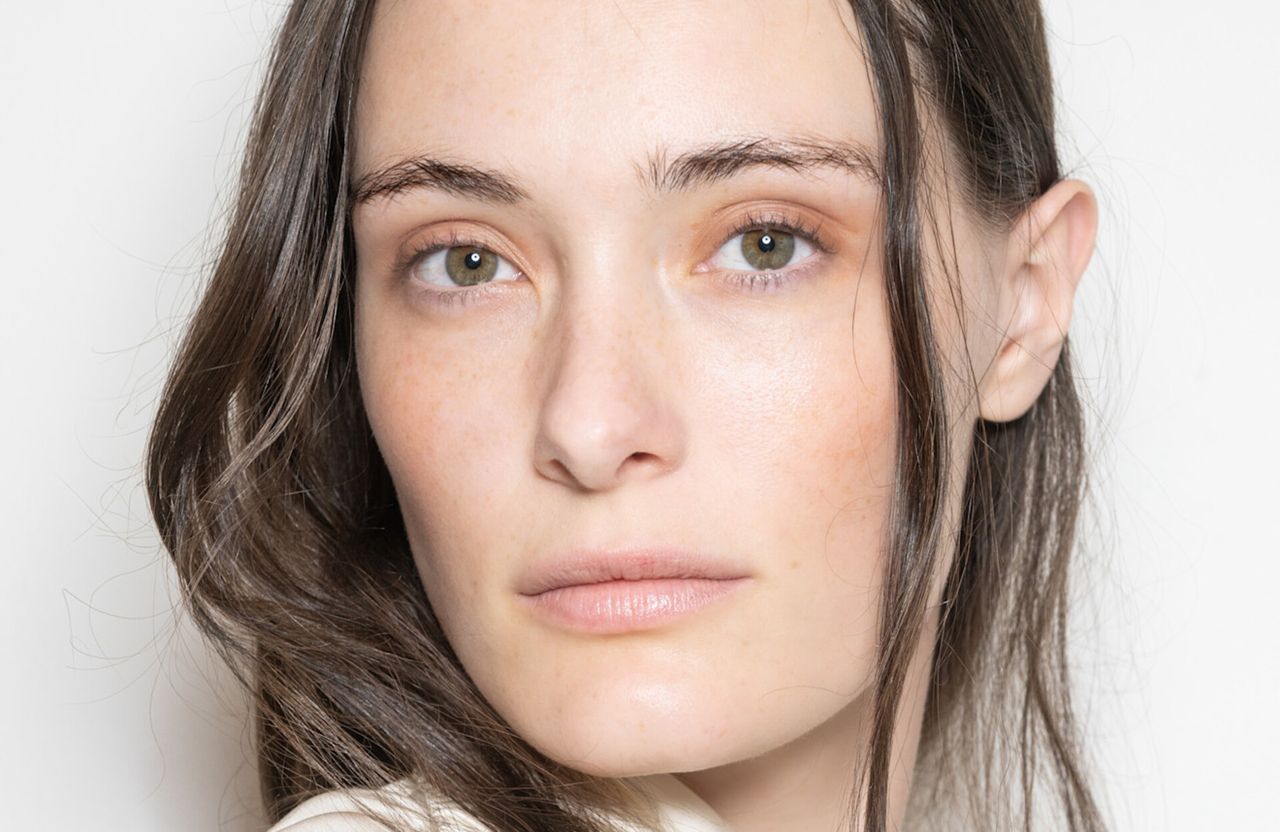 Ce geste tout simple permet d’agrandir et de sublimer le regard