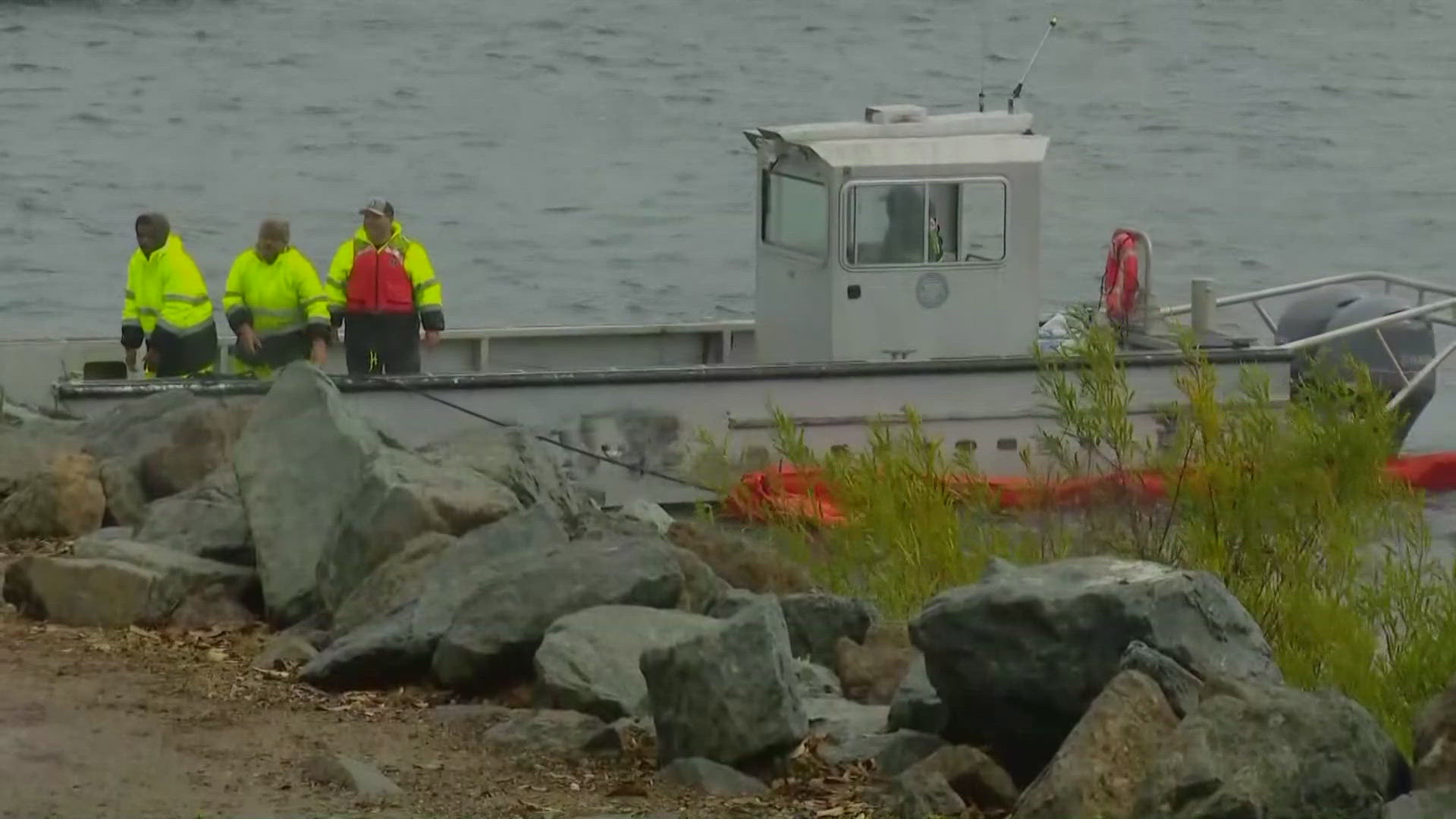 2 pilots rescued after Navy jet crashed into San Diego Bay