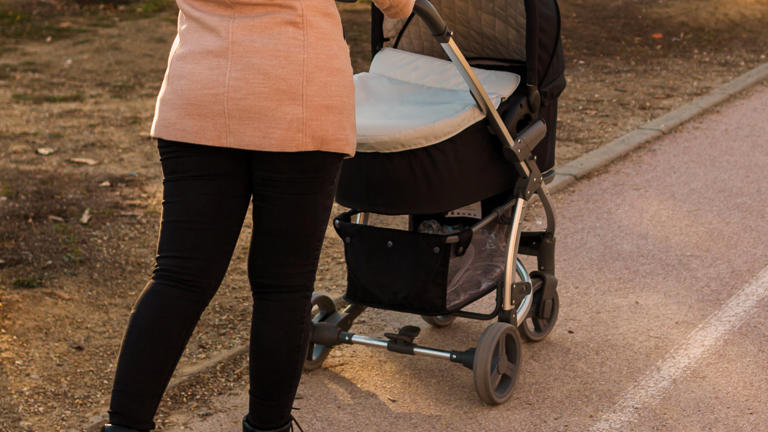 Pijana matka wywróciła wózek z dzieckiem. Maluch wypadł na chodnik