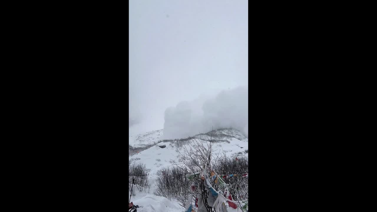 Chinese hikers survive cascading avalanche in heart-stopping moment ...