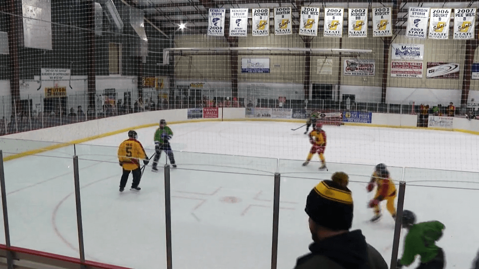 Hockey players gather in St. Ignace for Labatt Blue UP Pond Hockey ...