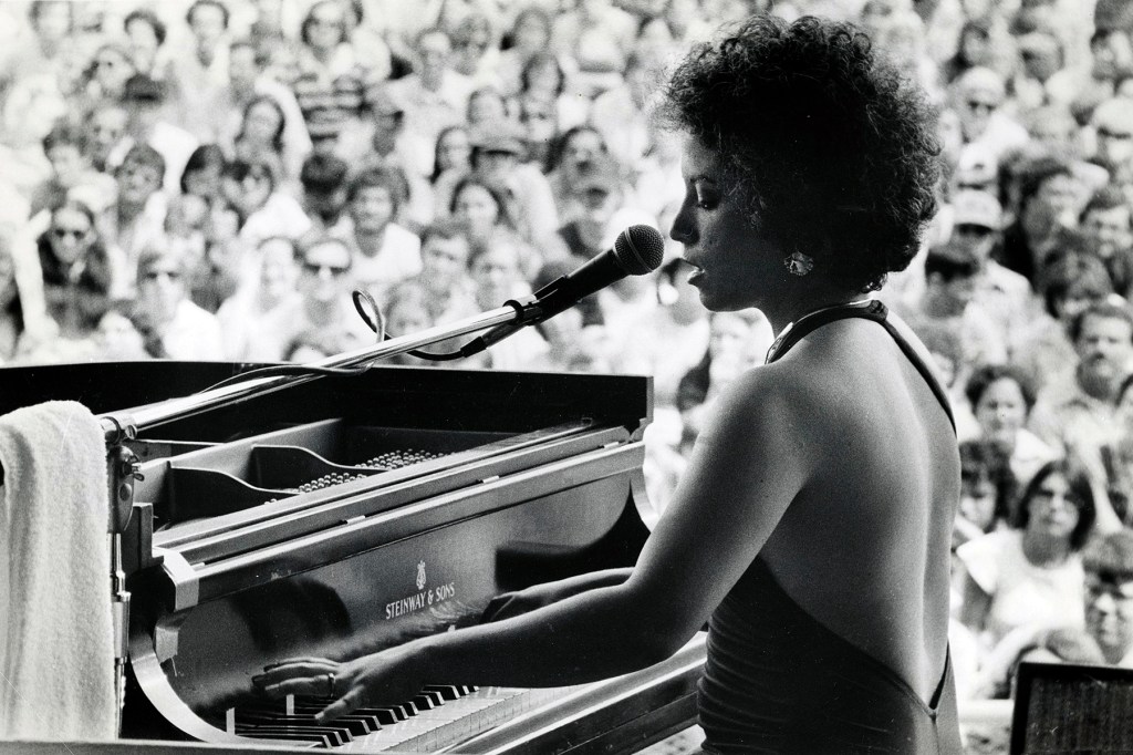 ‘This Little Woman Made Giant Works of Art': Joan Baez, Lily Tomlin ...