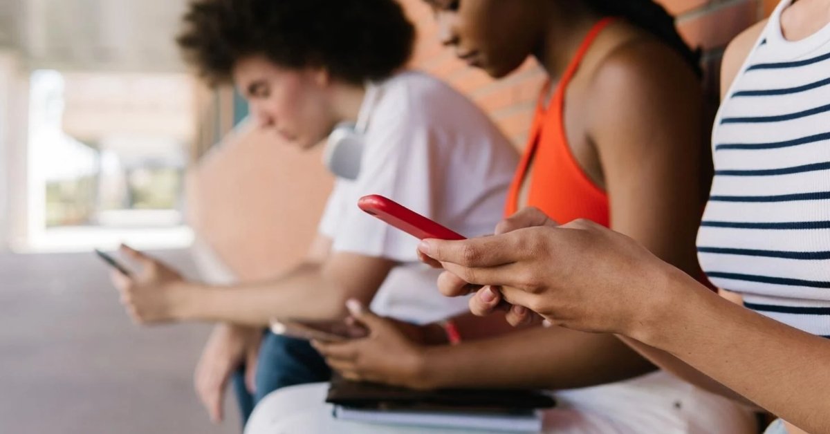 This state just banned phones in classrooms. A club is helping teens ...