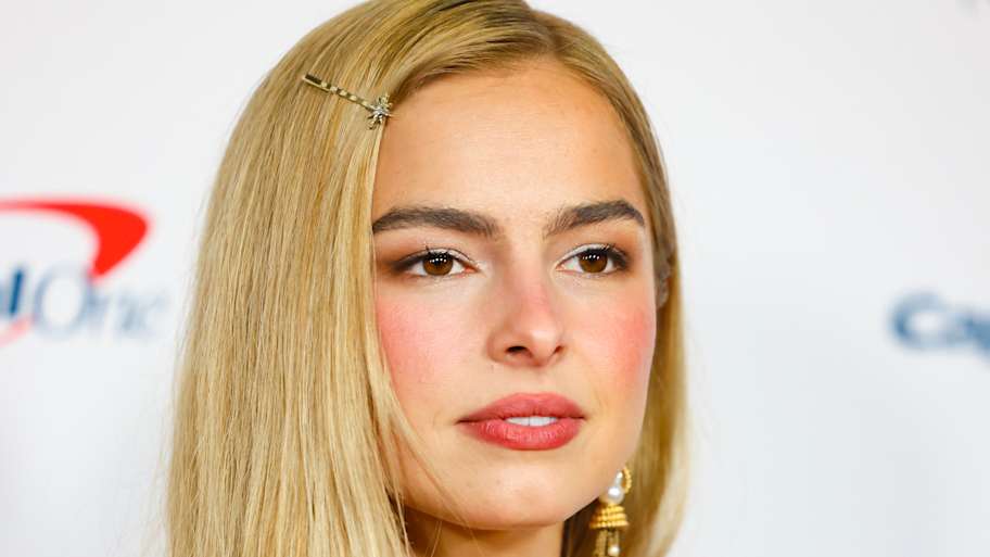 Addison Rae Dances in the Rain in Bedazzled Bra, Low-Rise Jeans for ...