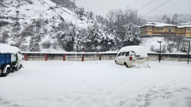 Arunachal: Tawang enveloped in thick snow as heavy snowfall disrupts ...