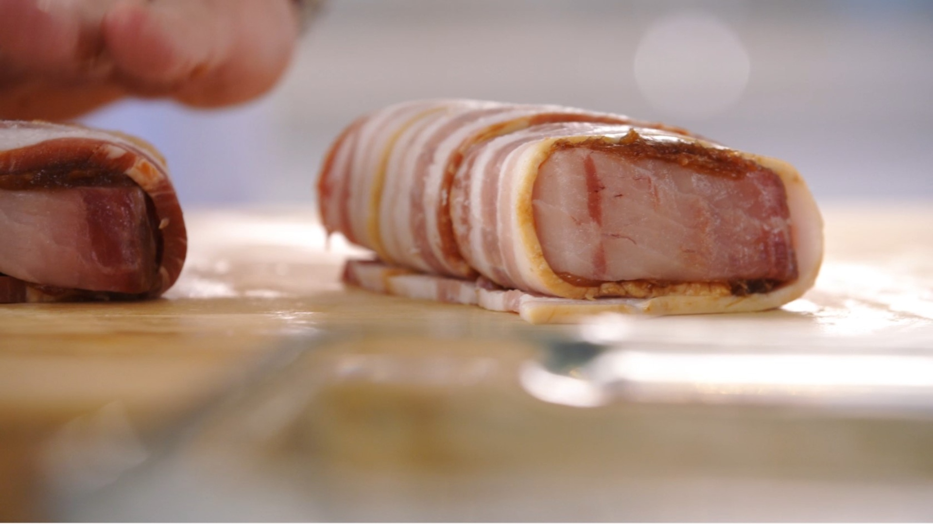 Espadarte enrolado em bacon com dados e cobertura de romã