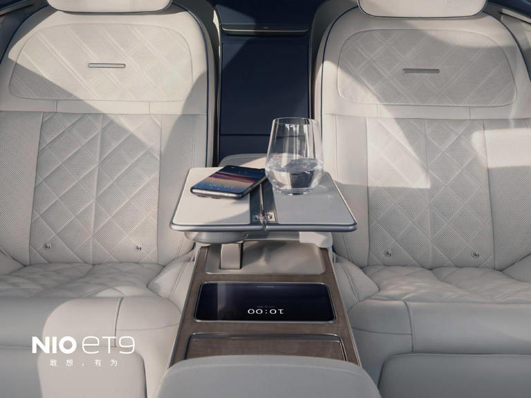 未来科技HUD新品爆发：光场ARHUD一季度量产，蔚来ET9将搭载