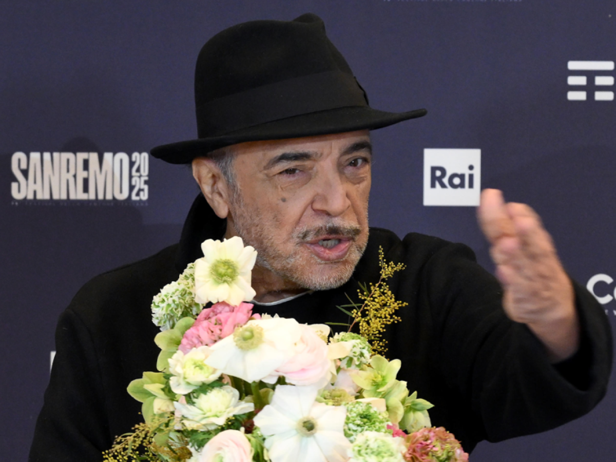 "Chissà che noia", "Sei una fallita". Frassica sbotta contro l'hater su ...