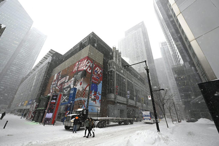 Winter storm closes schools, cancels flights in Quebec