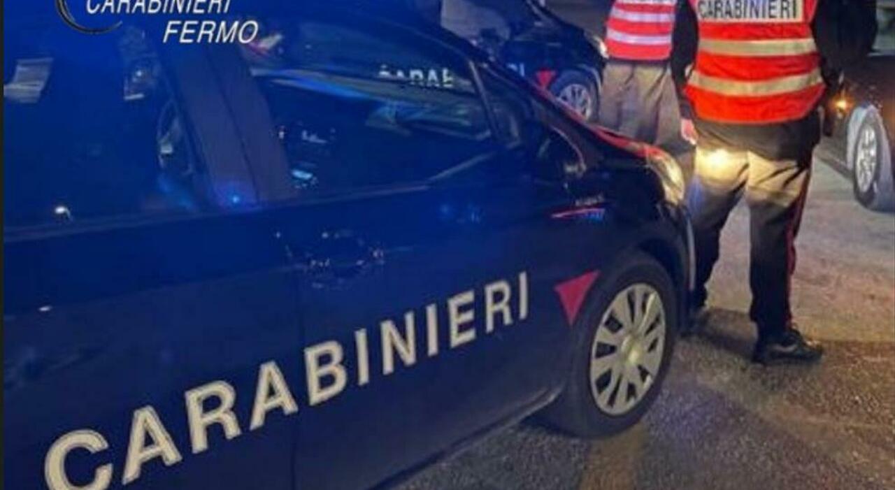 Fermo, vede i carabinieri e scappa sul lungomare lanciando due ...