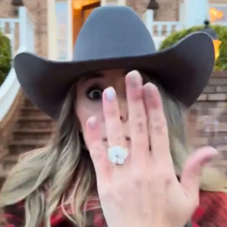 See Lainey Wilson’s Eye-Popping Engagement Ring [Pictures]