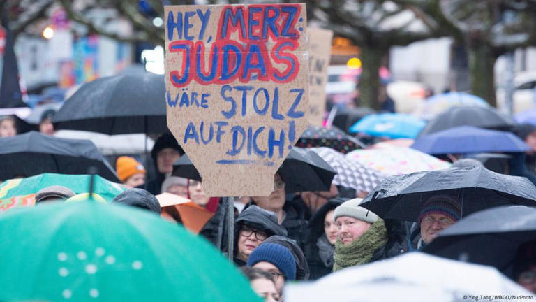 Nach CDU/AfD-Votum: Massenproteste, Parteiaustritte und mehr Nach CDU/AfD-Votum: Massenproteste, Parteiaustritte und mehr