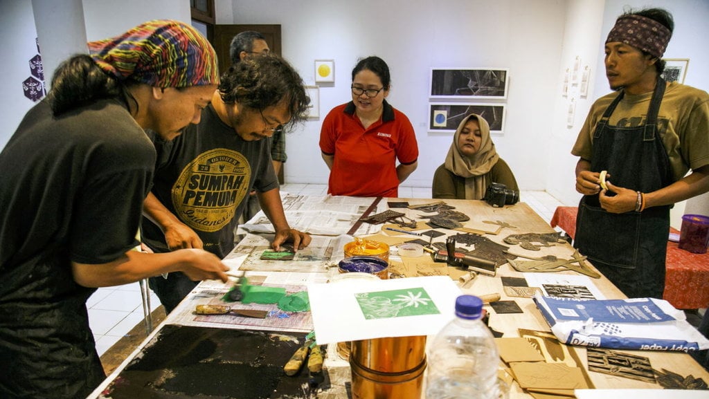 Pengertian Cetak Saring, Cara Kerja, Teknik, dan Contohnya