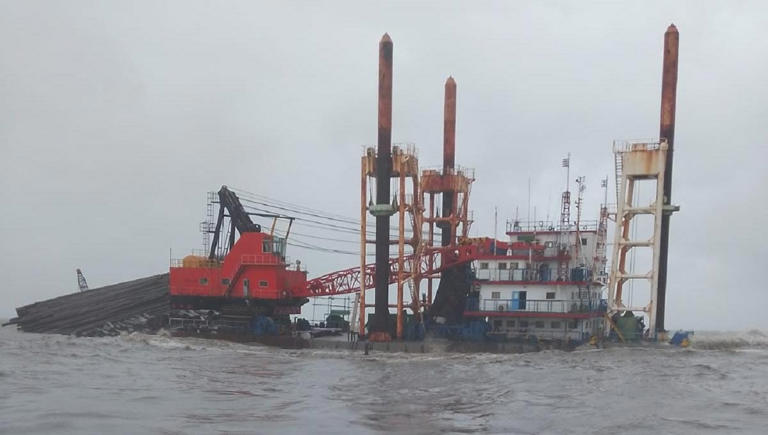 Akibat Cuaca Buruk, Dua Kapal Tongkang Kandas di Perairan Semarang