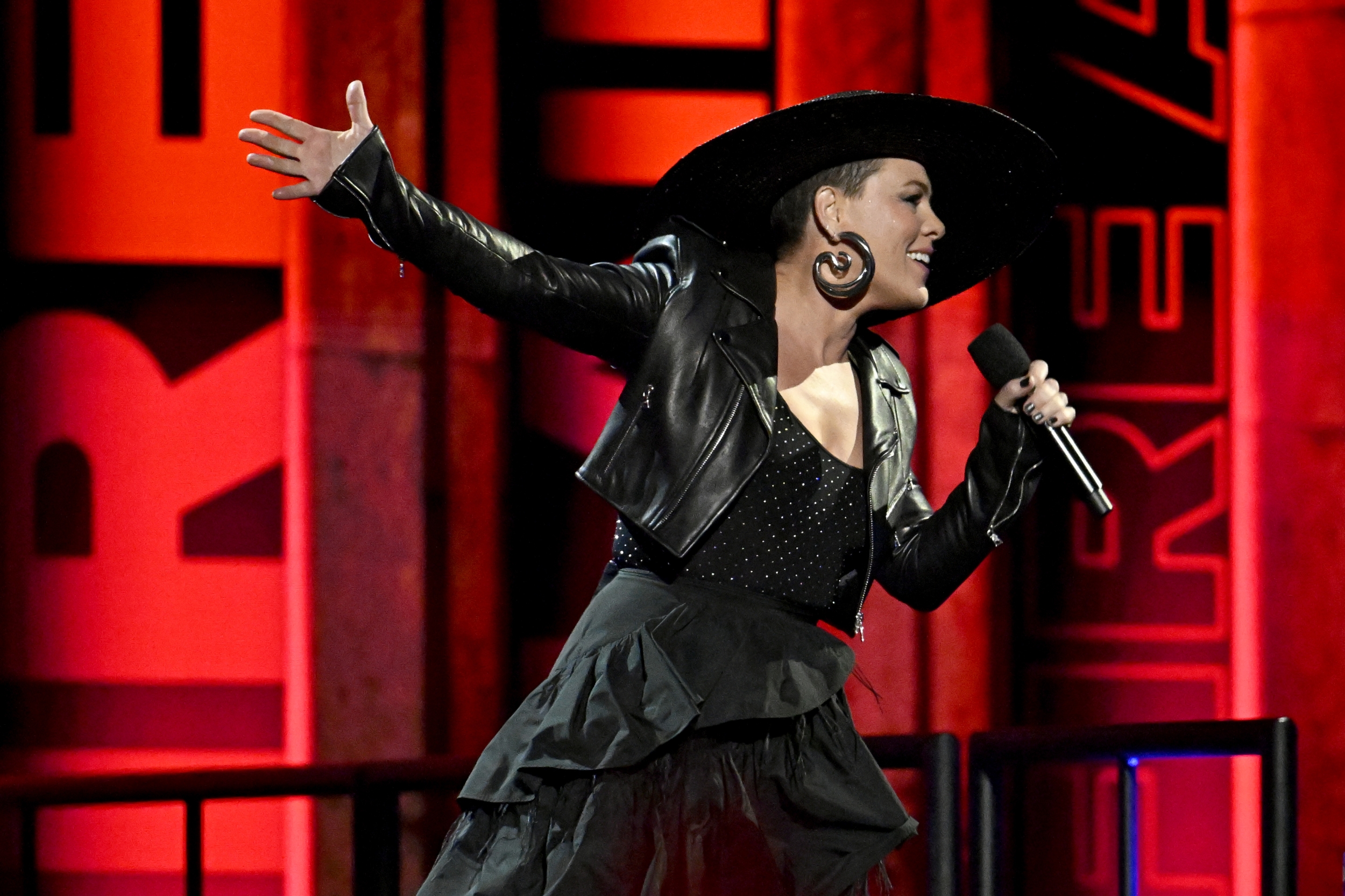 Pink's John Mayer Introduction at FireAid Sparks Social Media Buzz: 'I ...